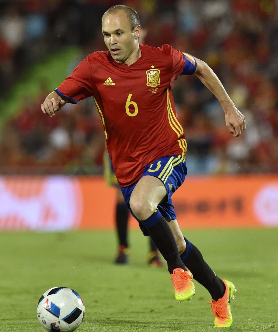 Andr s Iniesta Luj n ALFA SPORTS MAGAZINE Andr s Iniesta Luj n ALFA SPORTS MAGAZINE